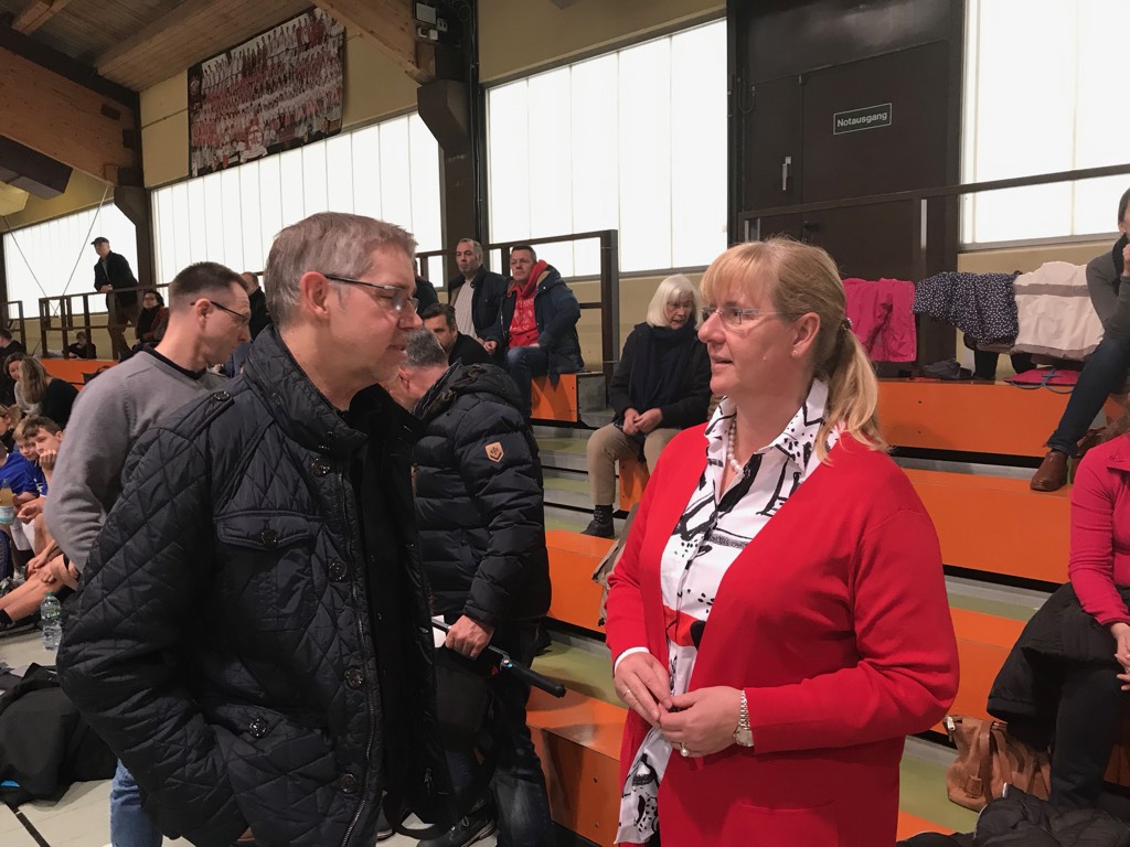 Trikotspende – die Langener Basketballer bedanken sich bei der Firma ...