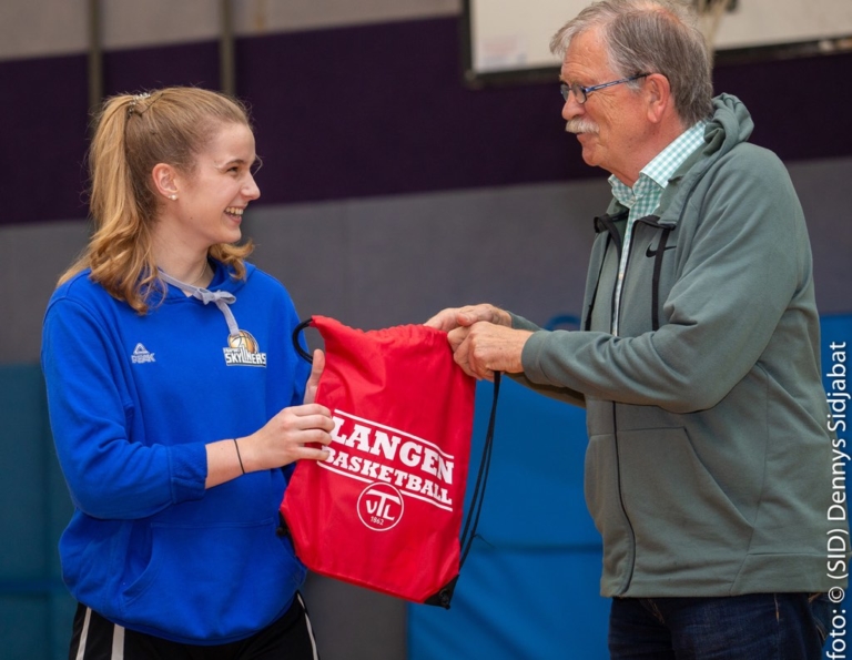 FSJ-lerin Louisa Schmidt beendet ihren Einsatz – Langen Basketball